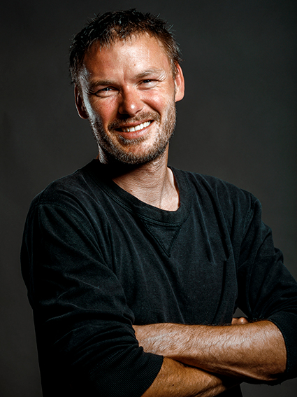 Nils Møller - keramiker arbejder i støbt porcelæn på værkstedet i Sæby